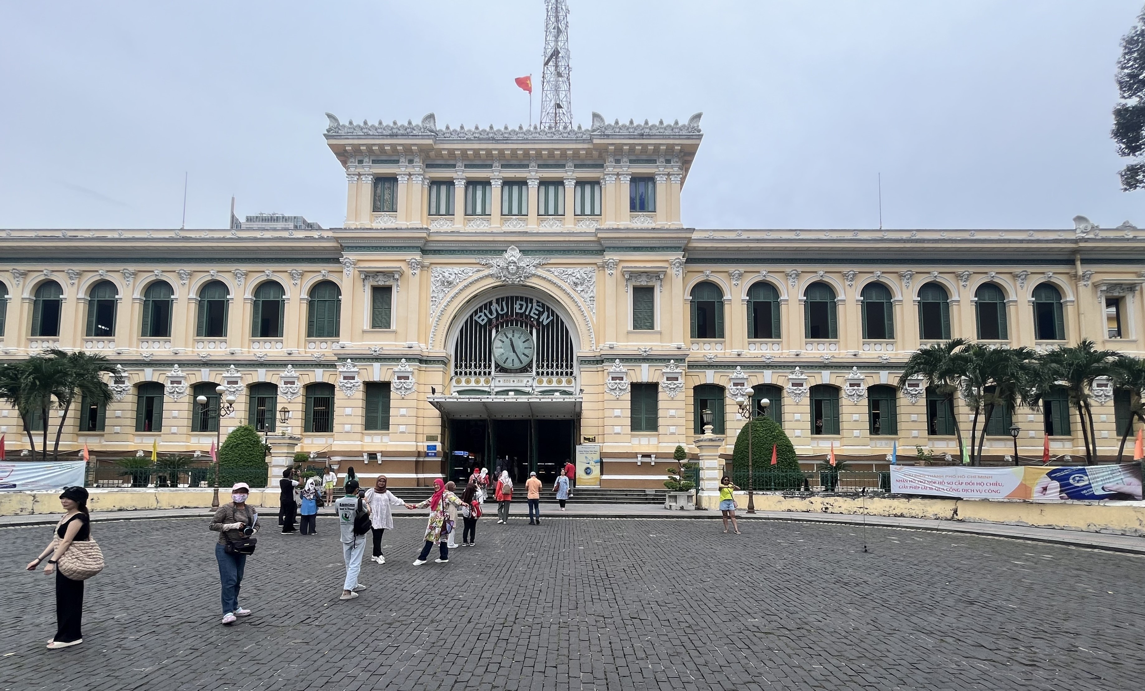 Iconic buildings in HCM city – Travel with Ramanand